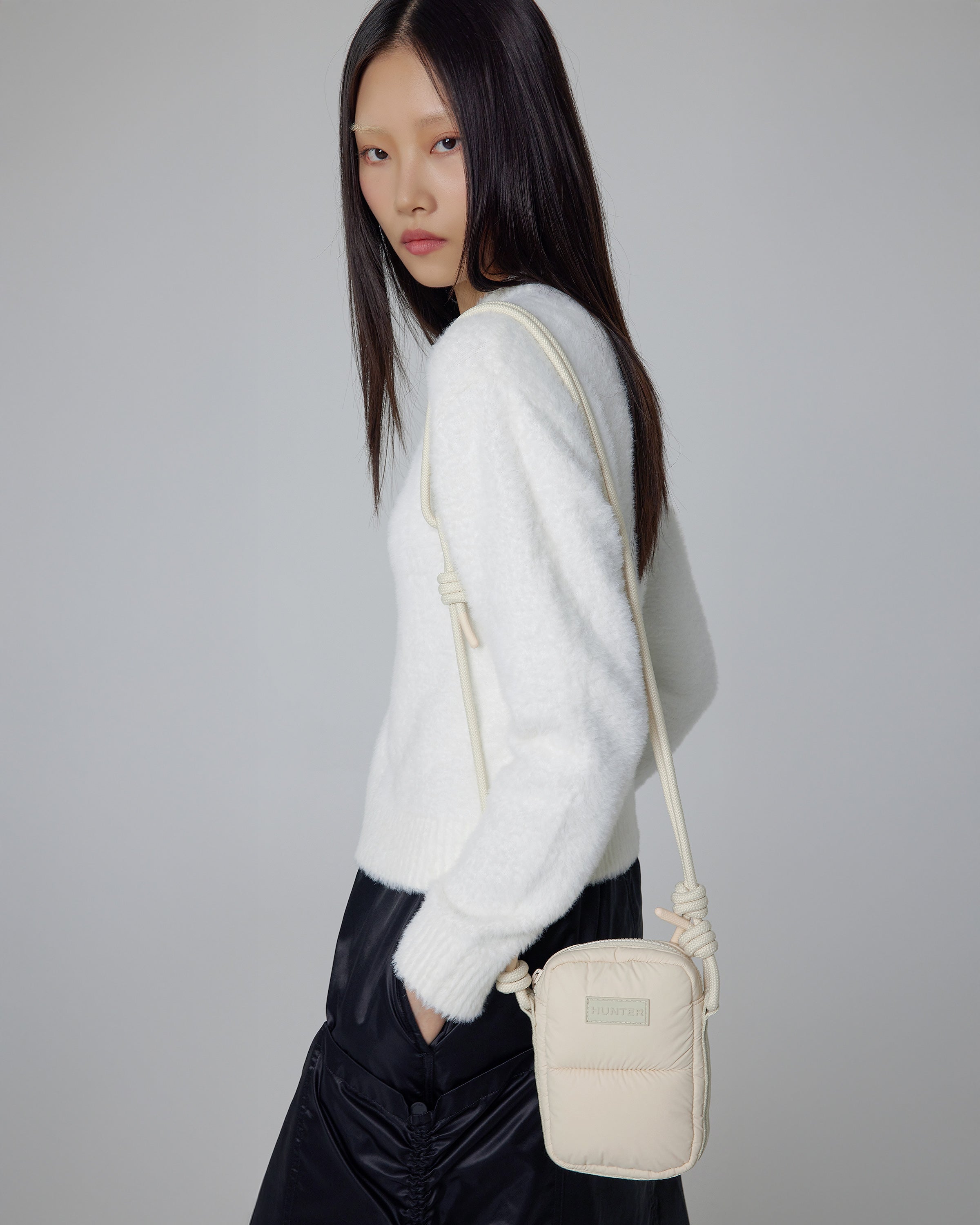 ハンター HUNTER イントレピッド エクストラ パフド フォンポーチ キャンバスクリーム UBX5515KBM-CCR ショルダー イントレピッド エクストラ パフド フォンポーチ - キャンバスクリーム